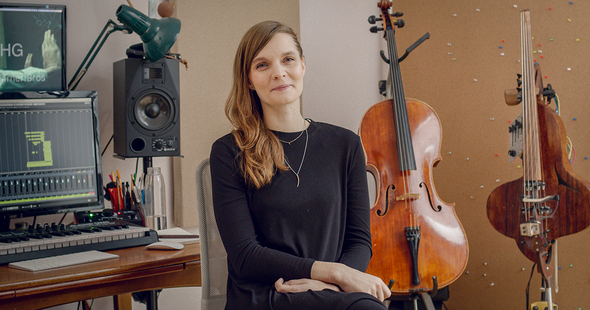 Hildur Guðnadóttir sur la composition de musique. | Steinberg